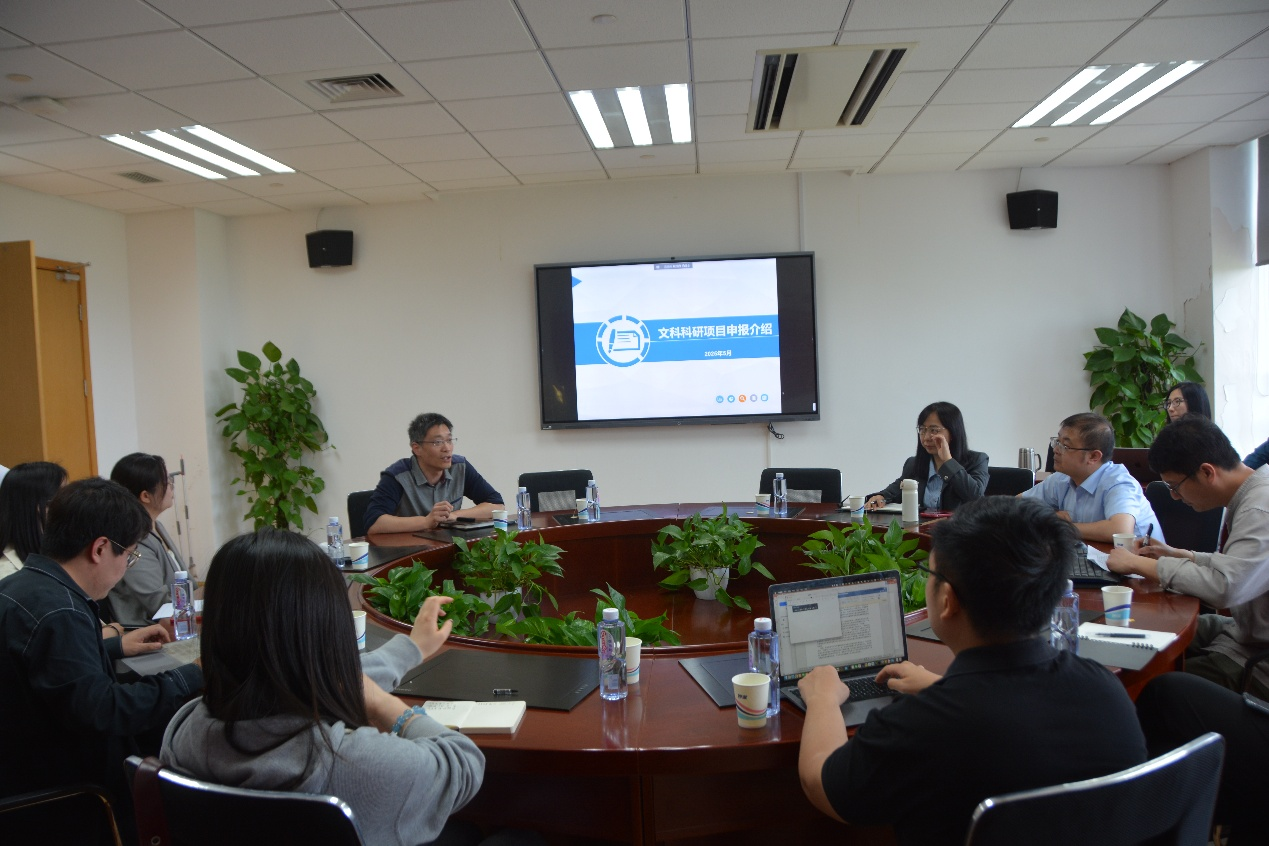 【学生工作】哲法与法政学院2025年首期青年学术论坛崭新启幕